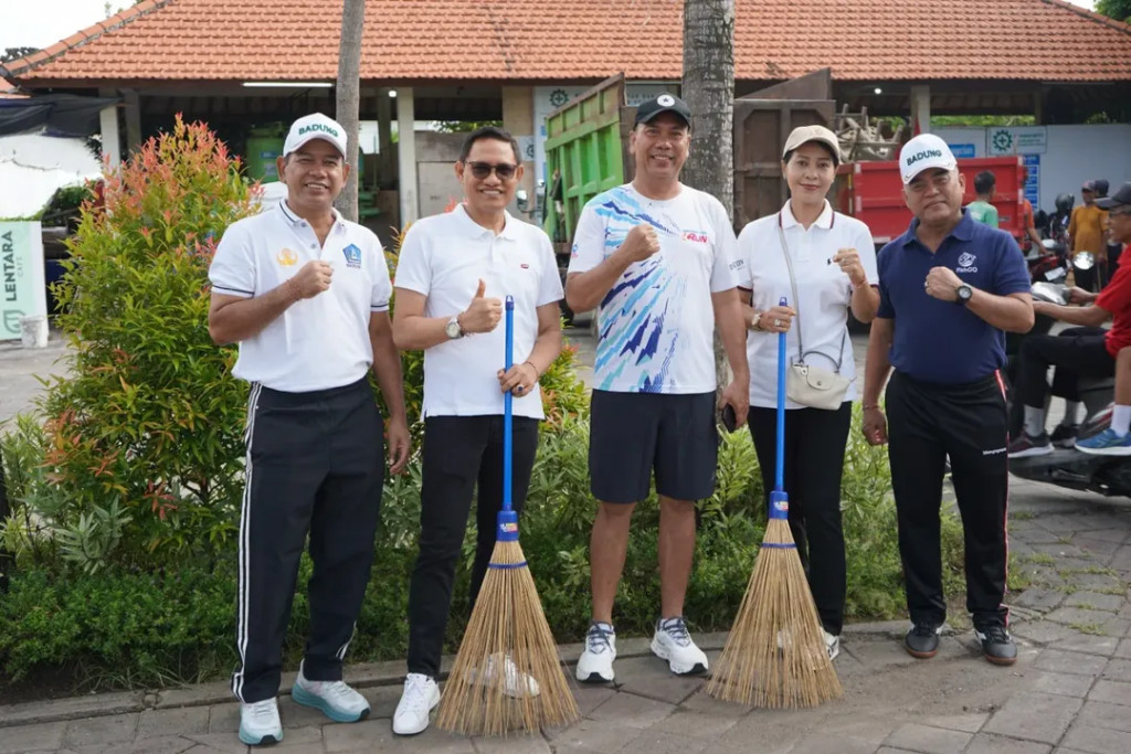 Gotong Royong Semesta Berencana Penanaman Pohon dan Bersih Sampah di ...