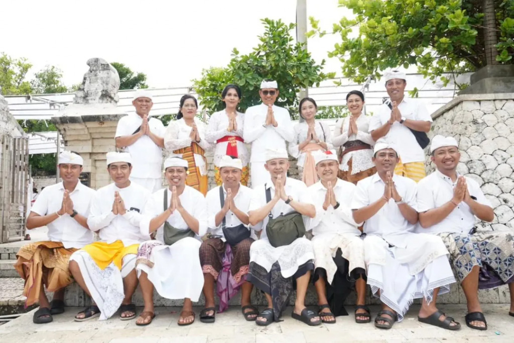 Persembahyangan Pujawali dan Bakti Penganyaran ring Pura Luhur Uluwatu ...